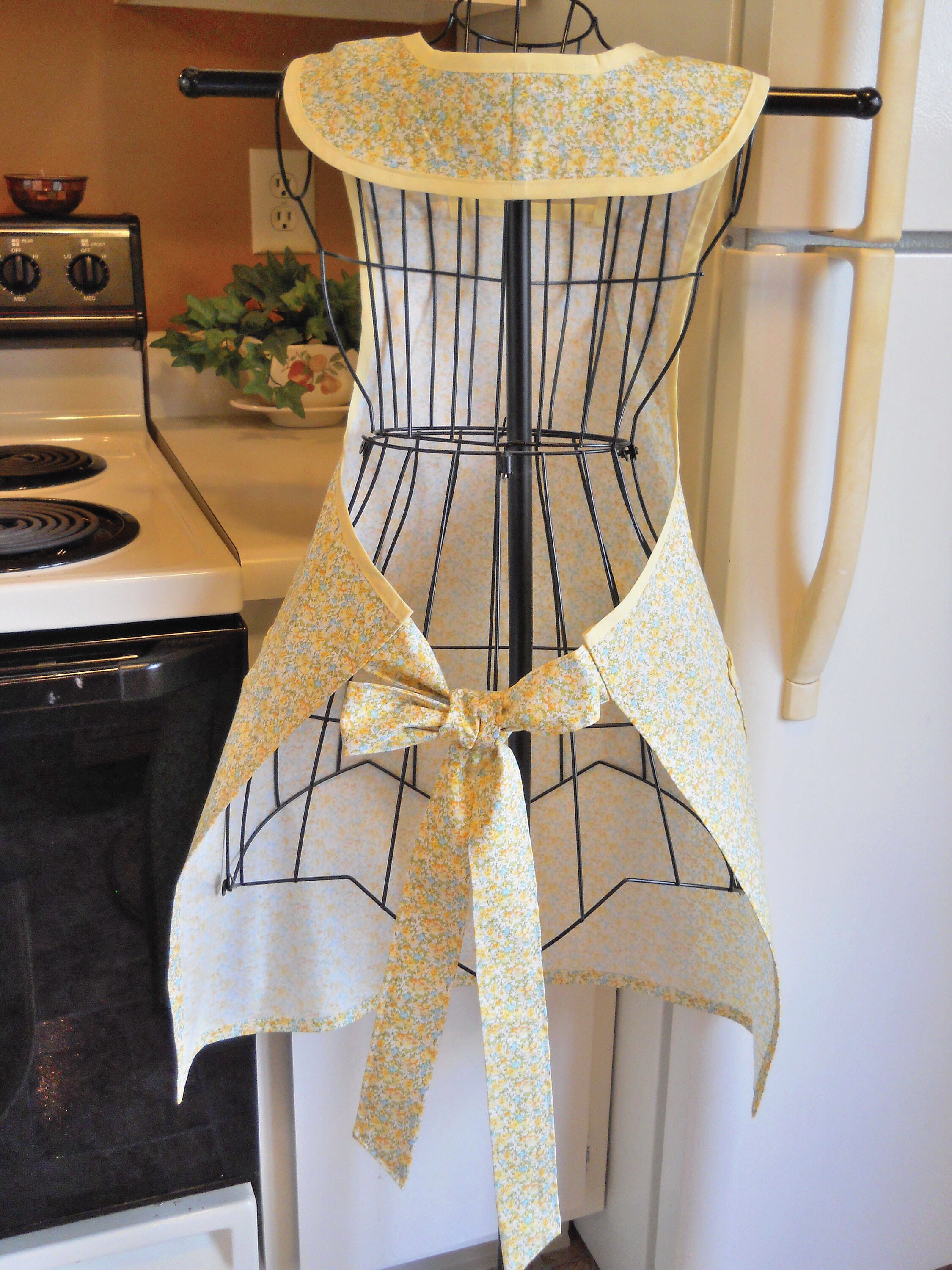 Old Fashioned Vintage Style Full Apron in Yellow Floral Sizes | Etsy