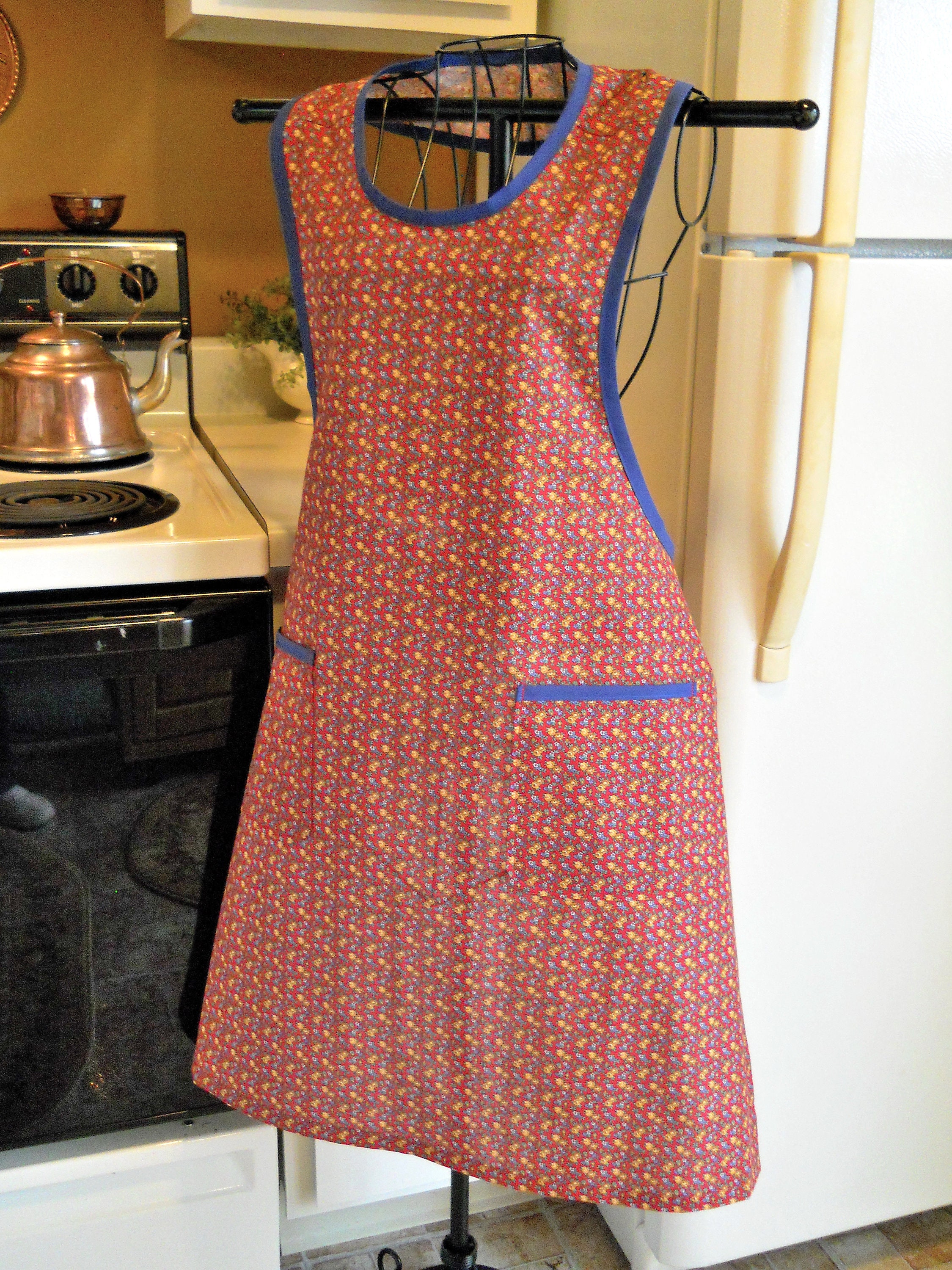 Grandma Style Old Fashioned Full Apron in Dark Red Floral in Large - Etsy