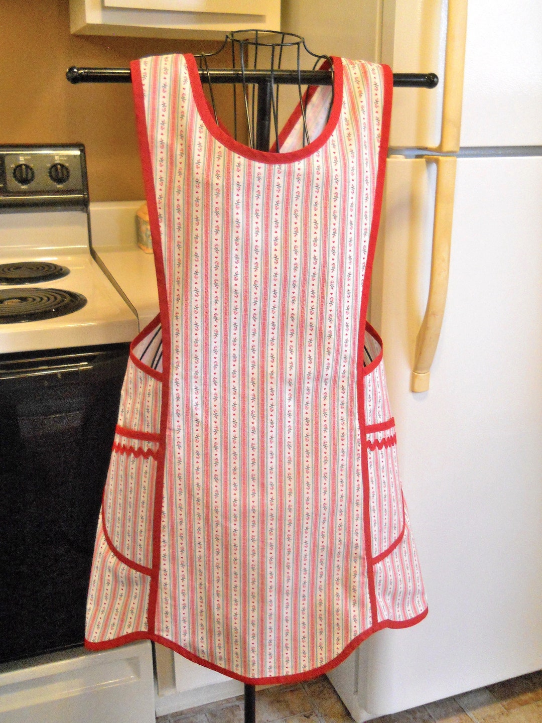 Old Fashioned No Tie Crossover Christmas Candy Cane Apron in Red and ...