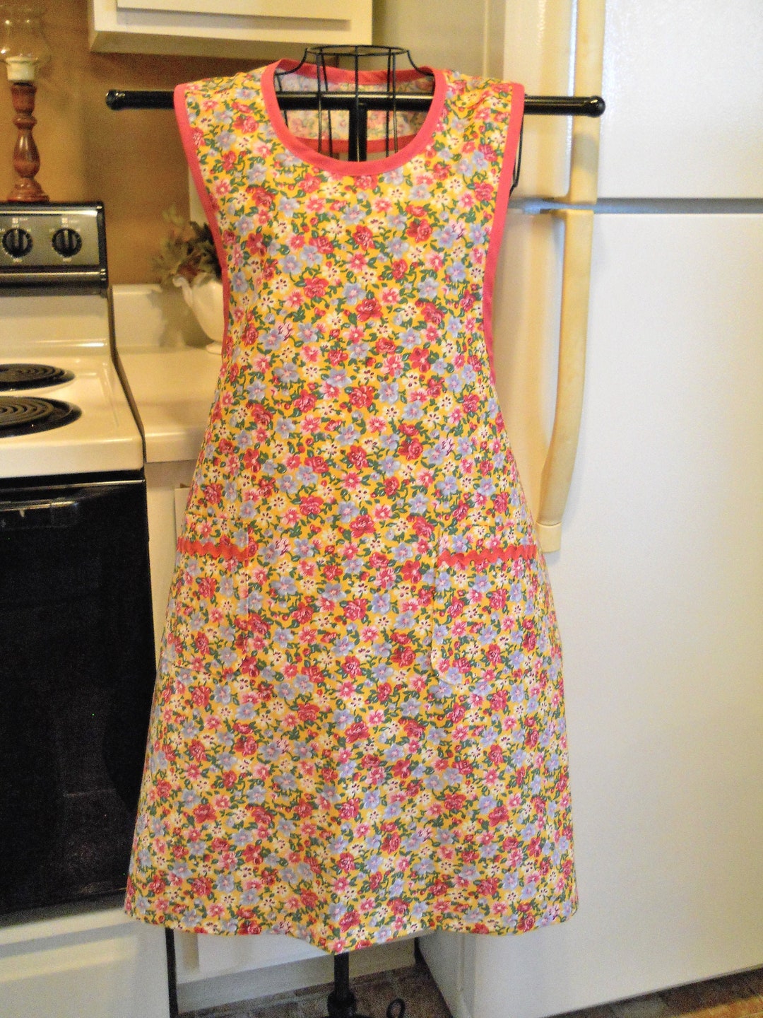 Women's Vintage Style Old Fashioned Full Apron in Yellow Floral in ...