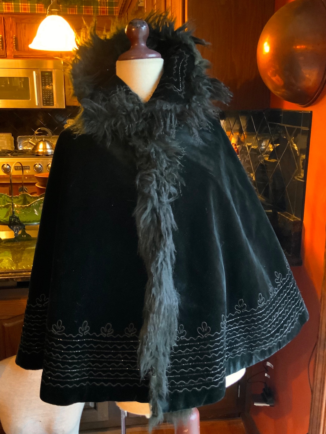Black Velvet Victorian Cape With Curly Fur is Très Dramatique! - Etsy
