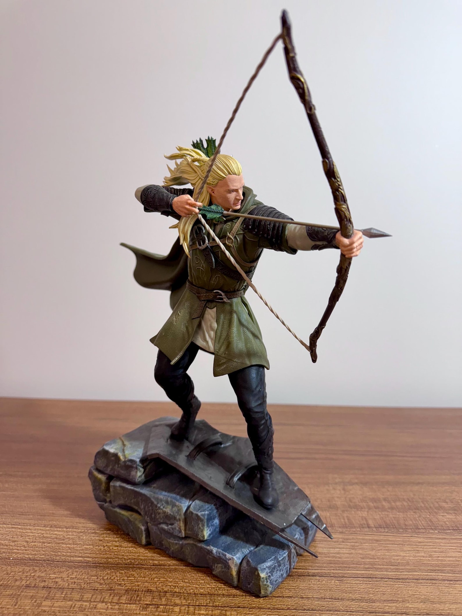 Legolas Sliding Shield Resin Figure: Lord of the Rings Helm's Deep ...