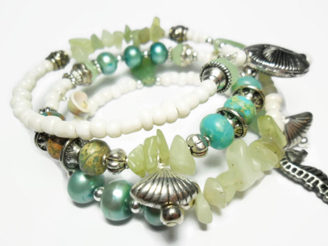 Beachy Stein Wickelarmband mit Perlen, Serpentin, und Muschel-Charms ...