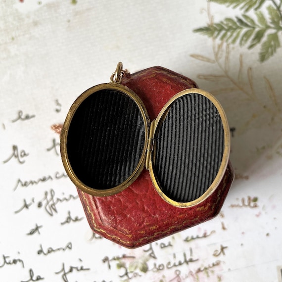 Victorian Aesthetic Engraved 9ct Rose Gold Locket. An… - Gem