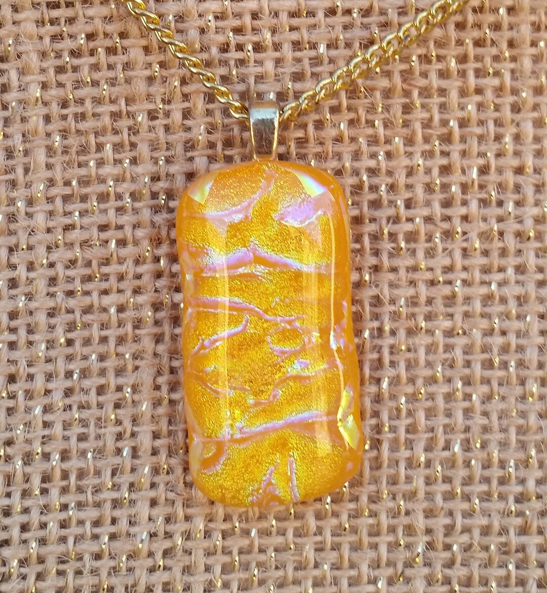 Collar de cristal naranja: Collar con colgante de cristal dicroico que ...