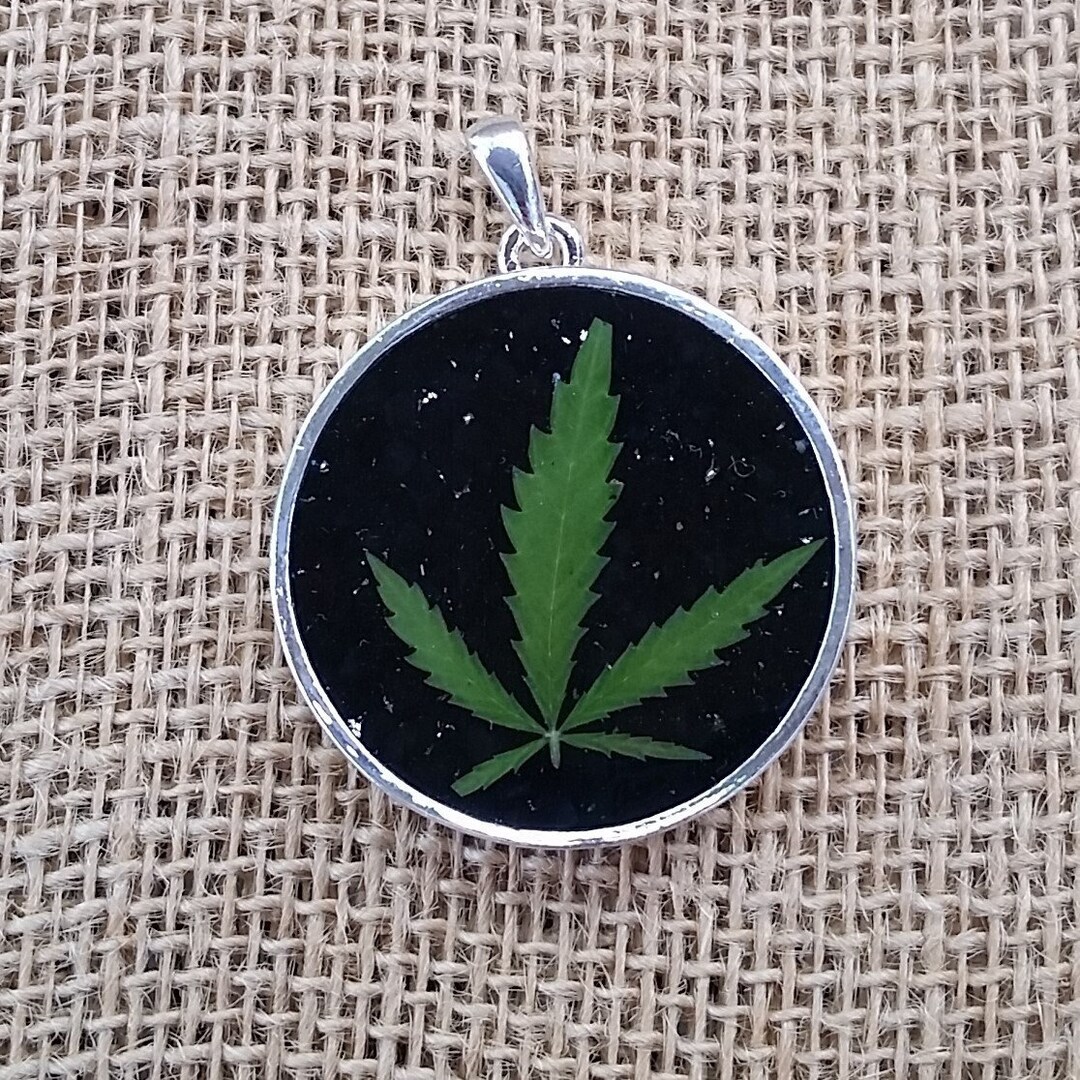 Obsidian Weed Leaf Necklace: Real Cannabis Pot Marijuana Leaf - Etsy España