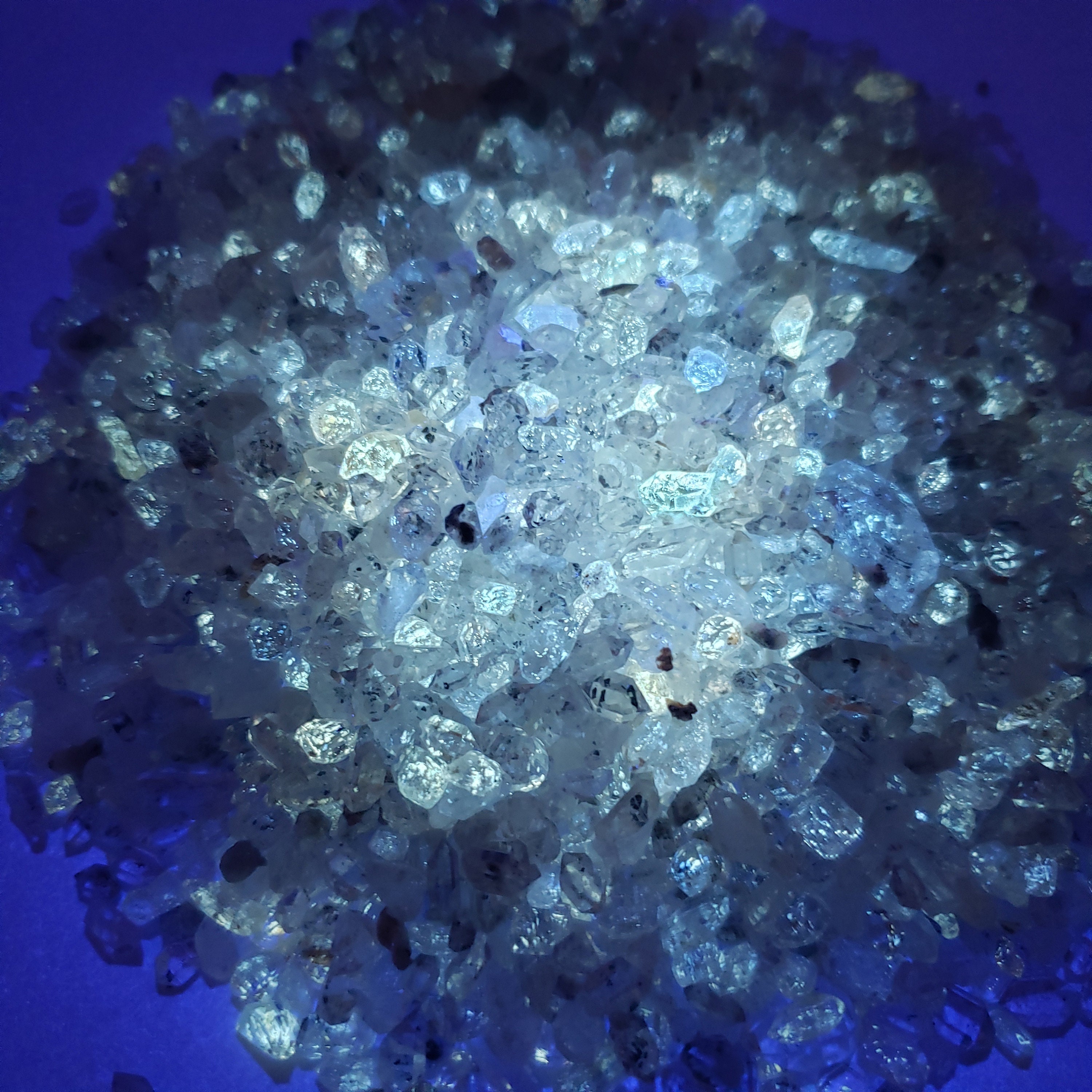 Petroleum Quartz: UV Reactive Gemstones High Graded Glow Yellow Grade A ...