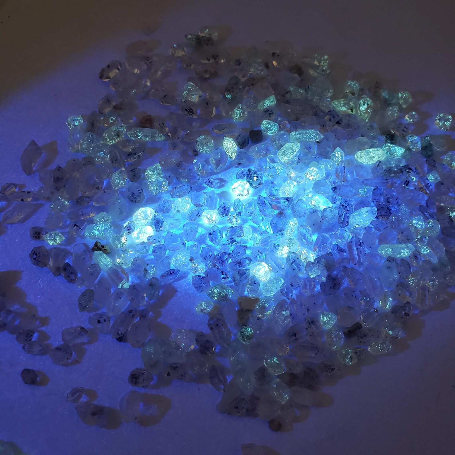 Petroleum Quartz: UV Reactive Gemstones High Graded Glow Yellow Grade A ...