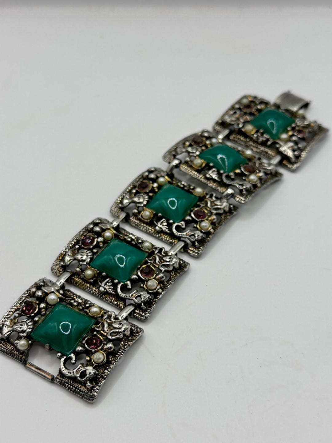 SELRO Five Panel Bracelet With Women’s Heads and Emerald Green Stones ...