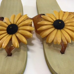 Retro Yellow Daisy Flip Flop Shoes Town Fair Ladies Vintage 60s Women's ...