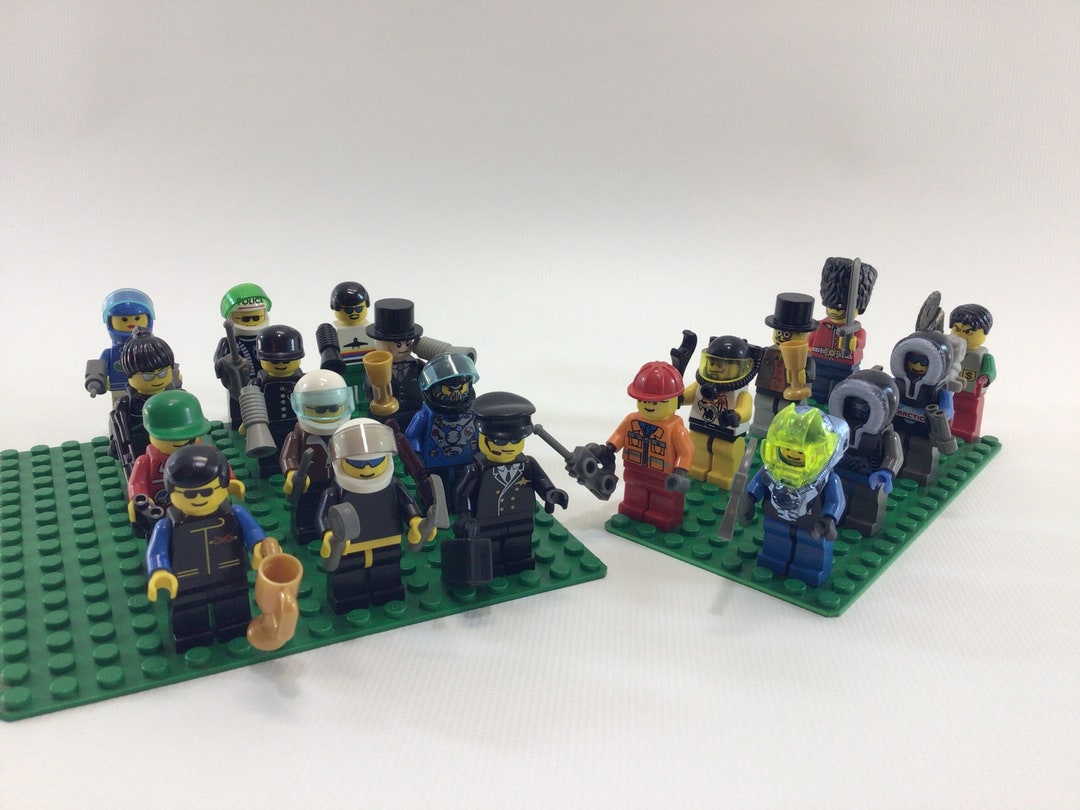 LEGO Minifig Minifigure Lot of 20 Assorted Figures and Accessories ...