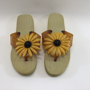 Retro Yellow Daisy Flip Flop Shoes Town Fair Ladies Vintage 60s Women's ...