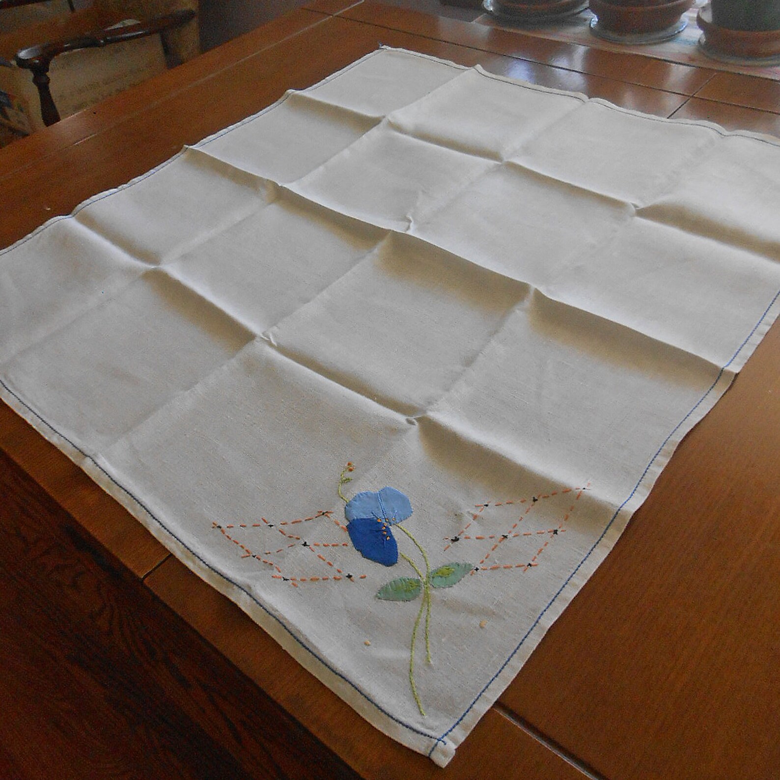Pretty BLUE SWEET PEA Linen Tablecloth Appliqued Petals Green Leaves ...