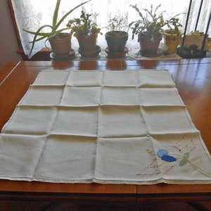 Pretty BLUE SWEET PEA Linen Tablecloth Appliqued Petals Green Leaves ...