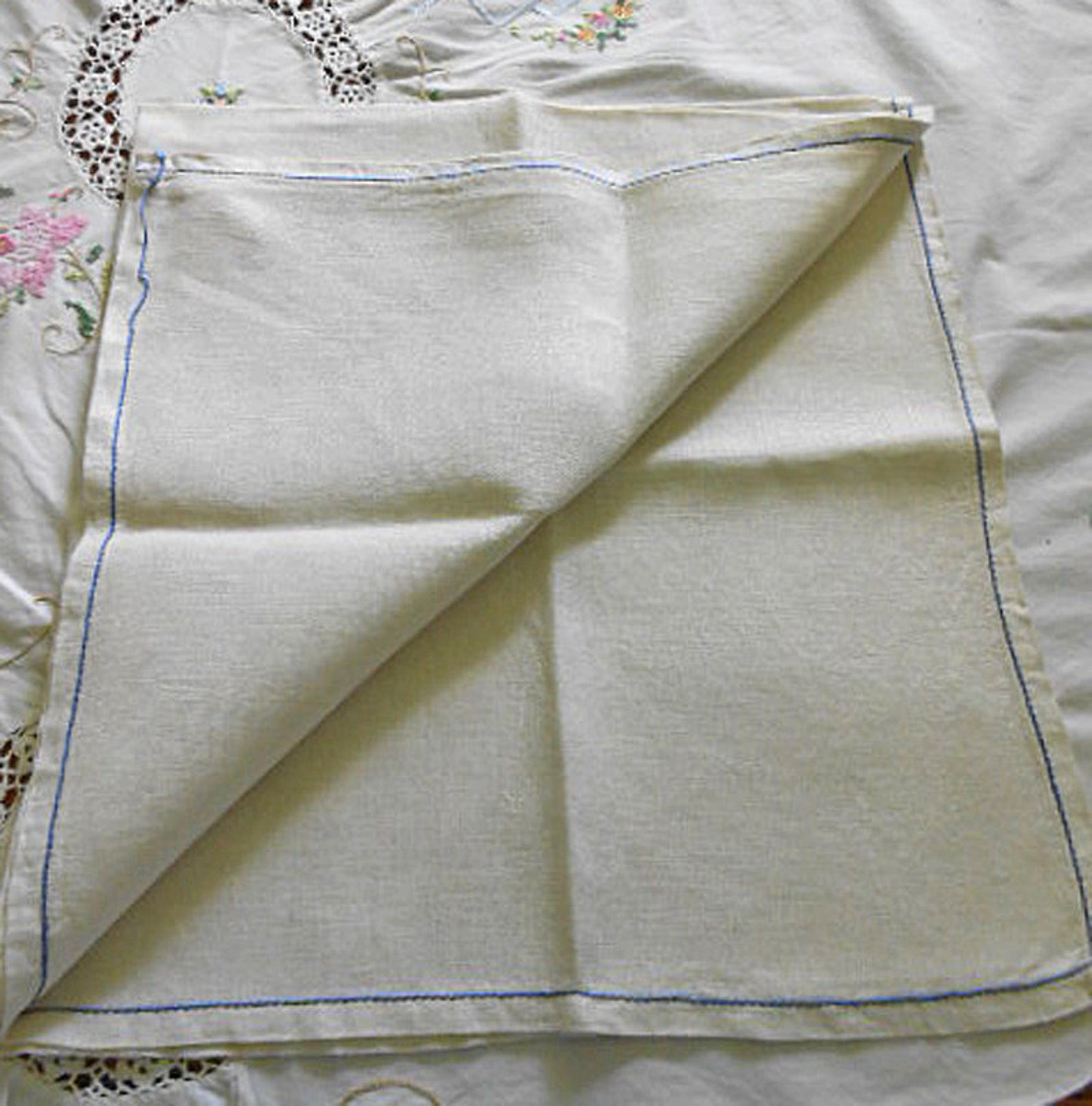Pretty BLUE SWEET PEA Linen Tablecloth Appliqued Petals Green Leaves ...