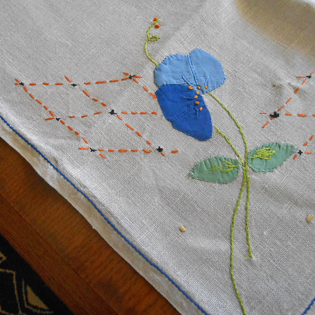 Pretty BLUE SWEET PEA Linen Tablecloth Appliqued Petals Green Leaves ...