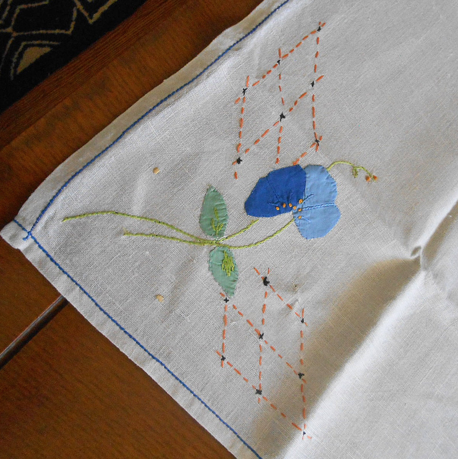 Pretty BLUE SWEET PEA Linen Tablecloth Appliqued Petals Green Leaves ...