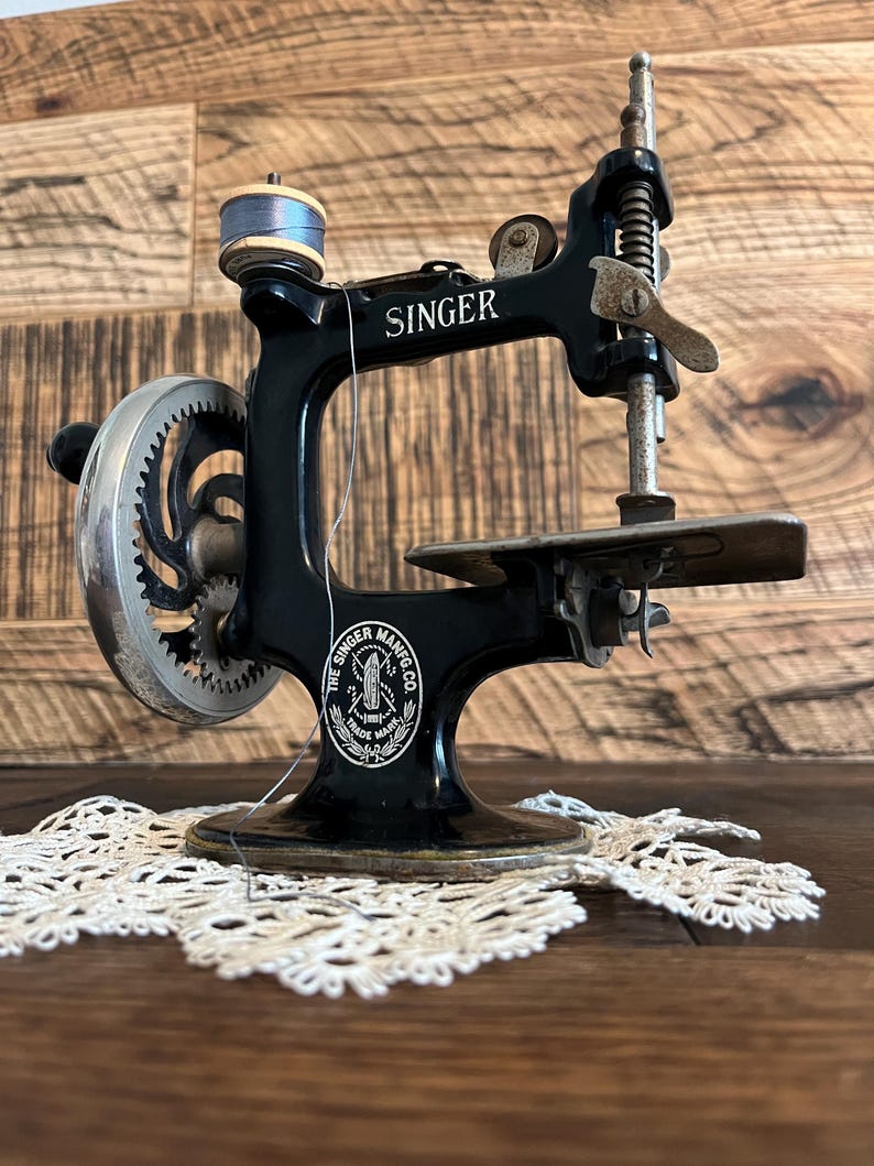 Vintage Singer Model 20 Sewhandy Child’s Sewing Machine | Miniature ...