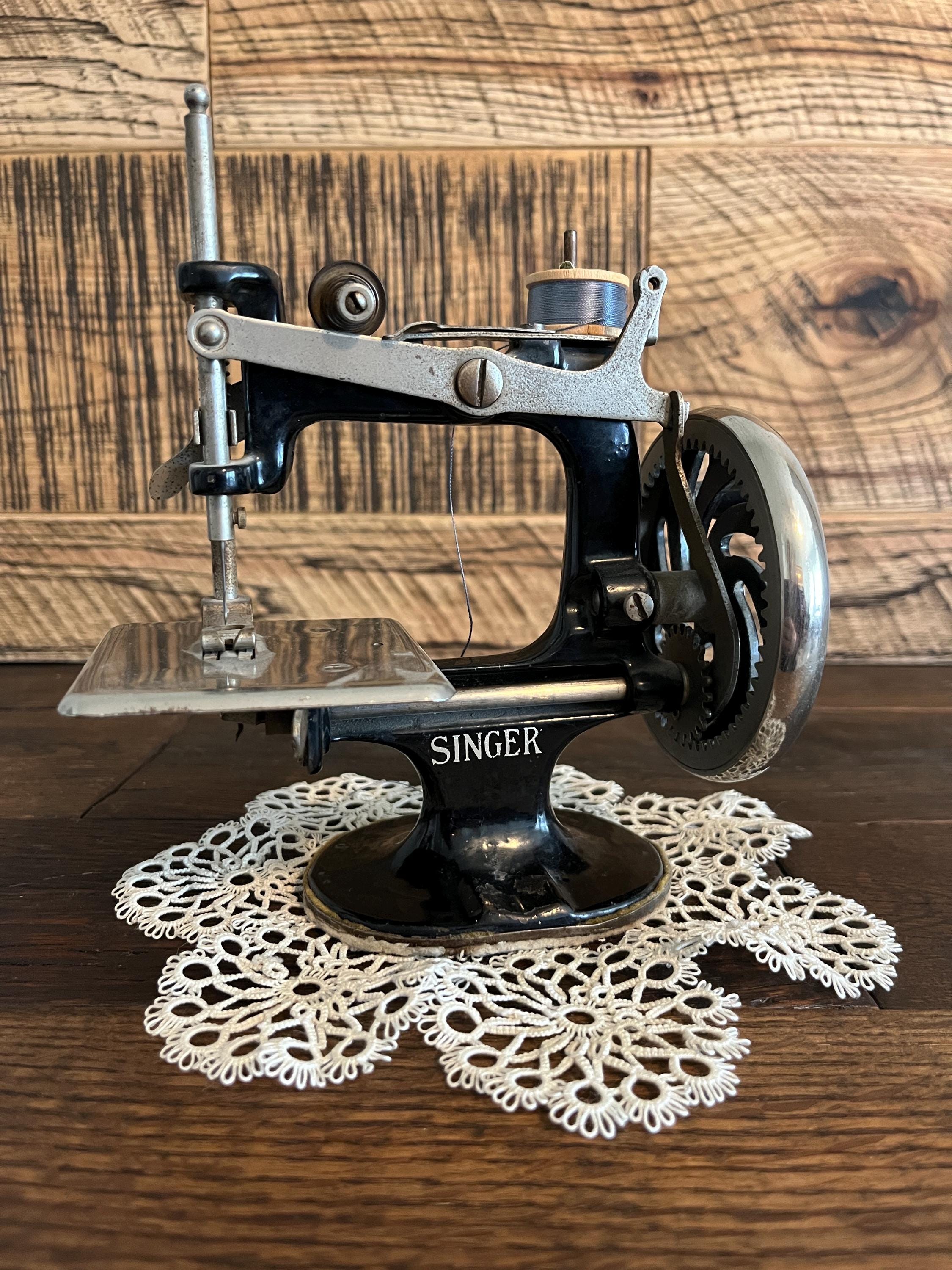 Vintage Singer Model 20 Sewhandy Child’s Sewing Machine | Miniature ...