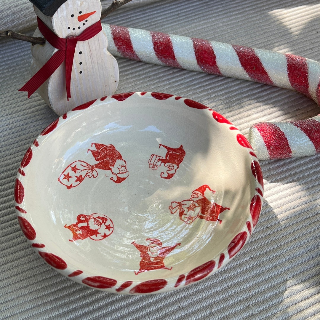 Red & White Peppermint Edge With 5 Santas in the Center Earthenware ...
