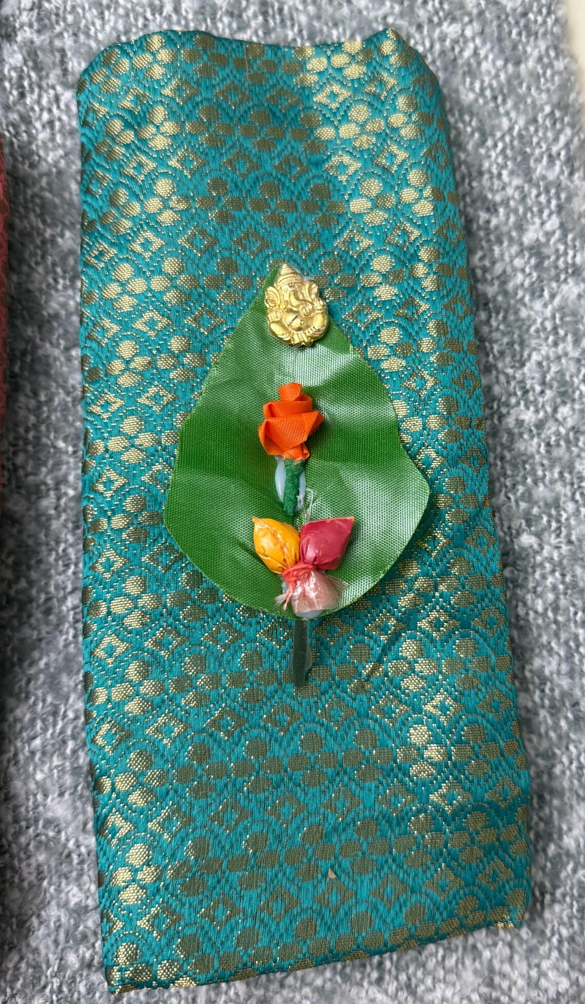 Blouse Piece, Bangle Set, Saree Pin & Haldikumkum Tambulam Return Gift ...