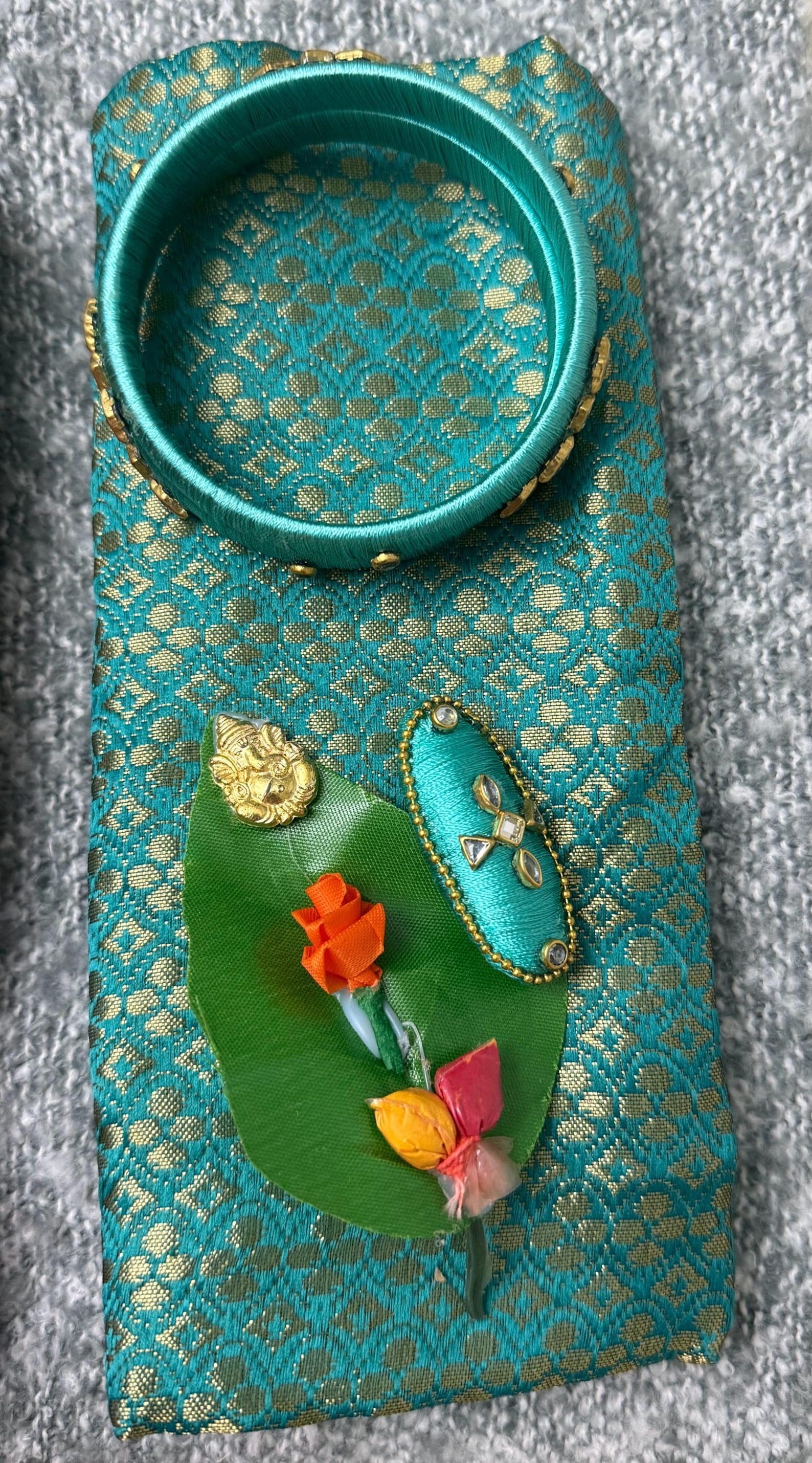 Blouse Piece, Bangle Set, Saree Pin & Haldikumkum Tambulam Return Gift ...