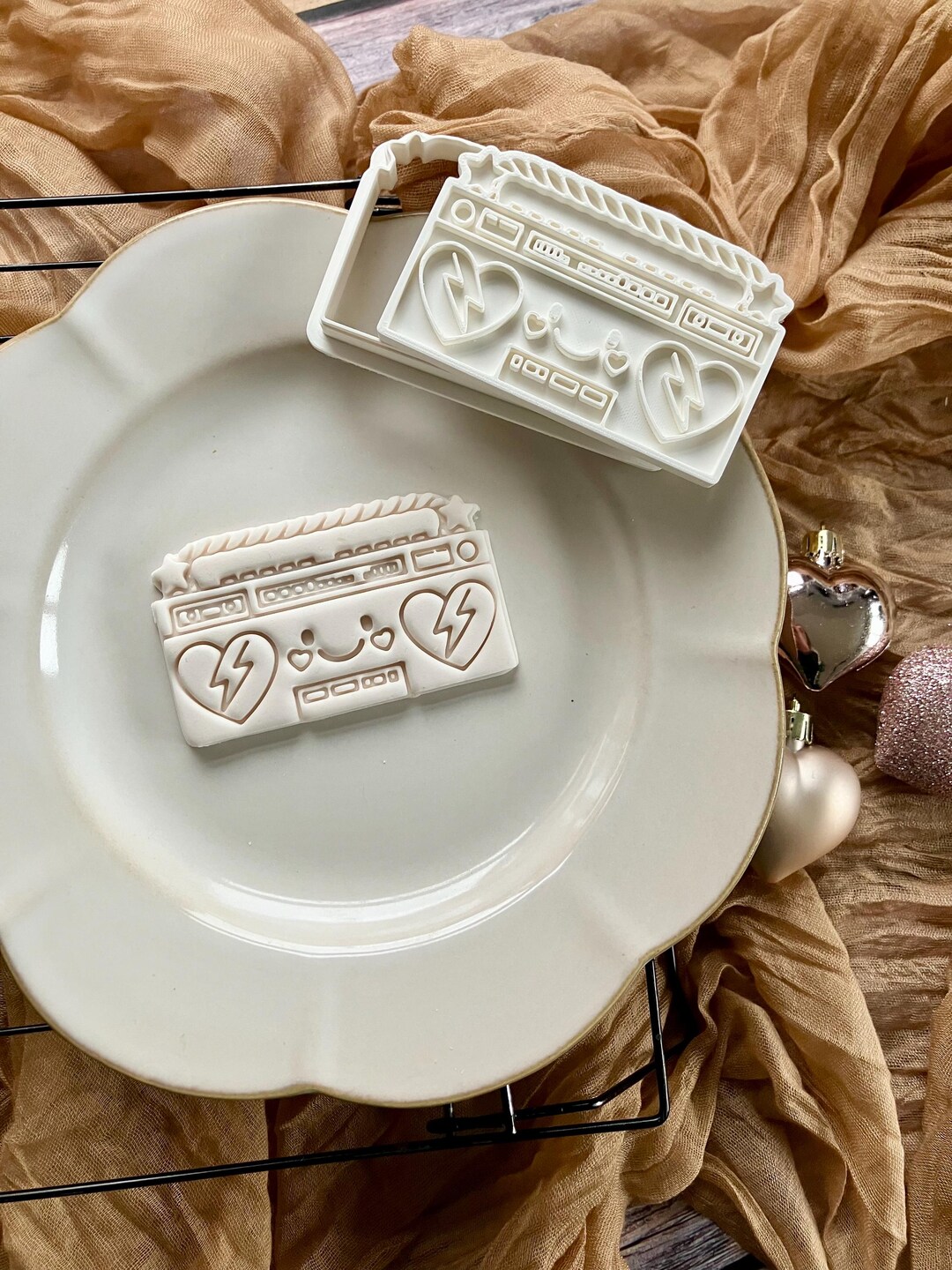 Smiley Face Boombox Cookie Cutter & Embosser – 8cm Stereo / Ghetto ...