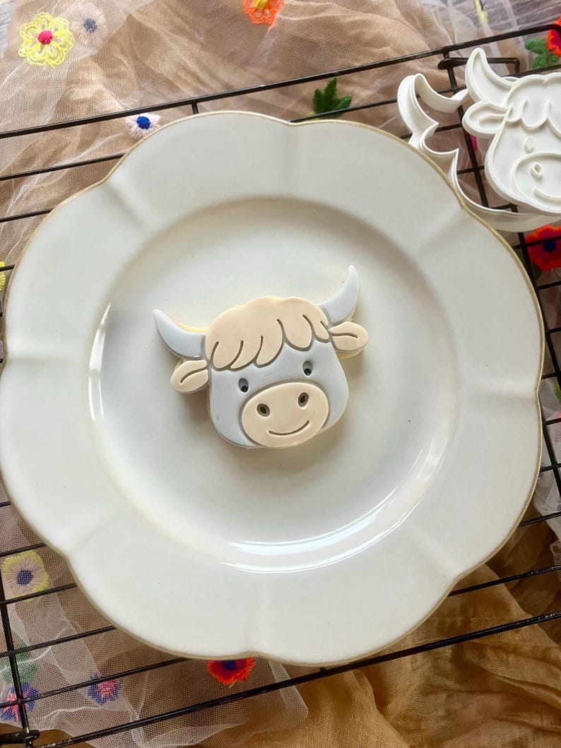 Highland Cow Cookie Cutter and Embosser – 8cm Cute Cow Biscuit Stamp ...
