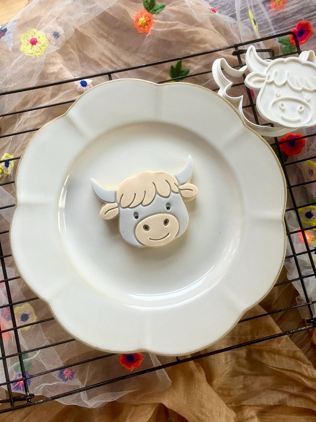 Highland Cow Cookie Cutter and Embosser – 8cm Cute Cow Biscuit Stamp ...