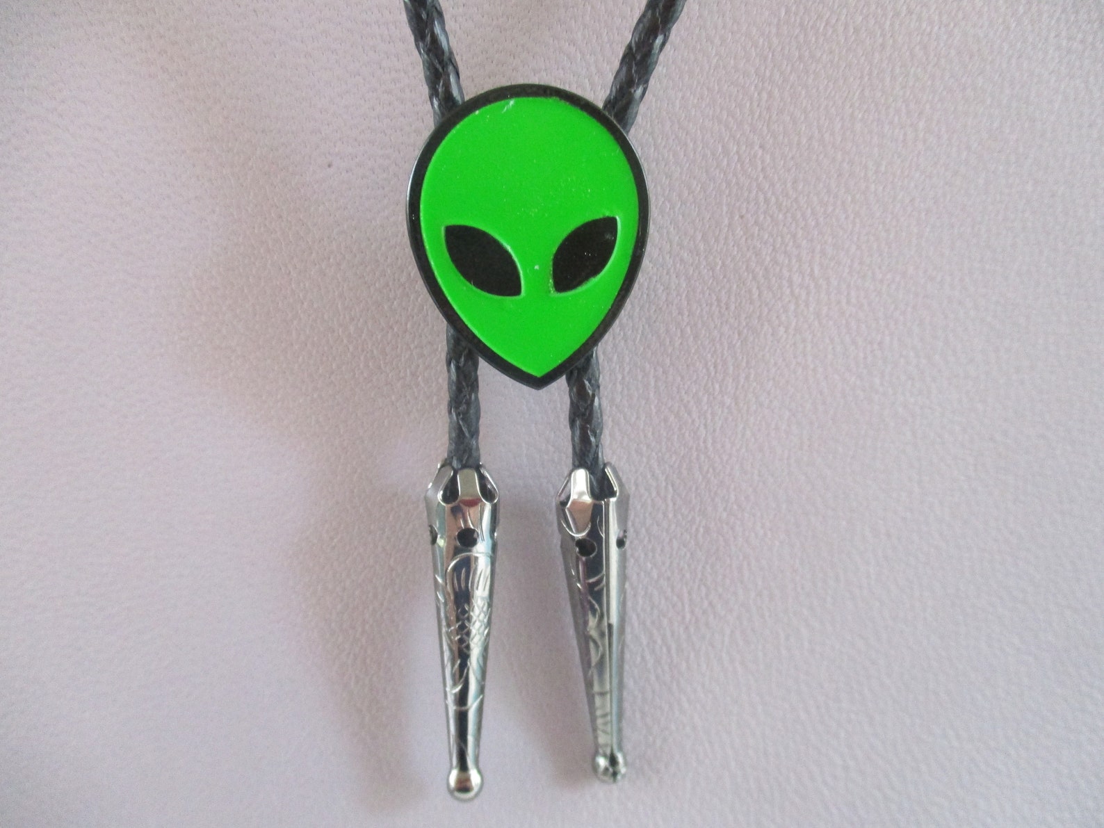 Alien Bolo Tie- Little Green Alien Head- Enamel-black Cord - Etsy