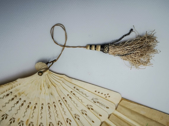 Antique French hand fan, folding fan fretworked & eng… - Gem