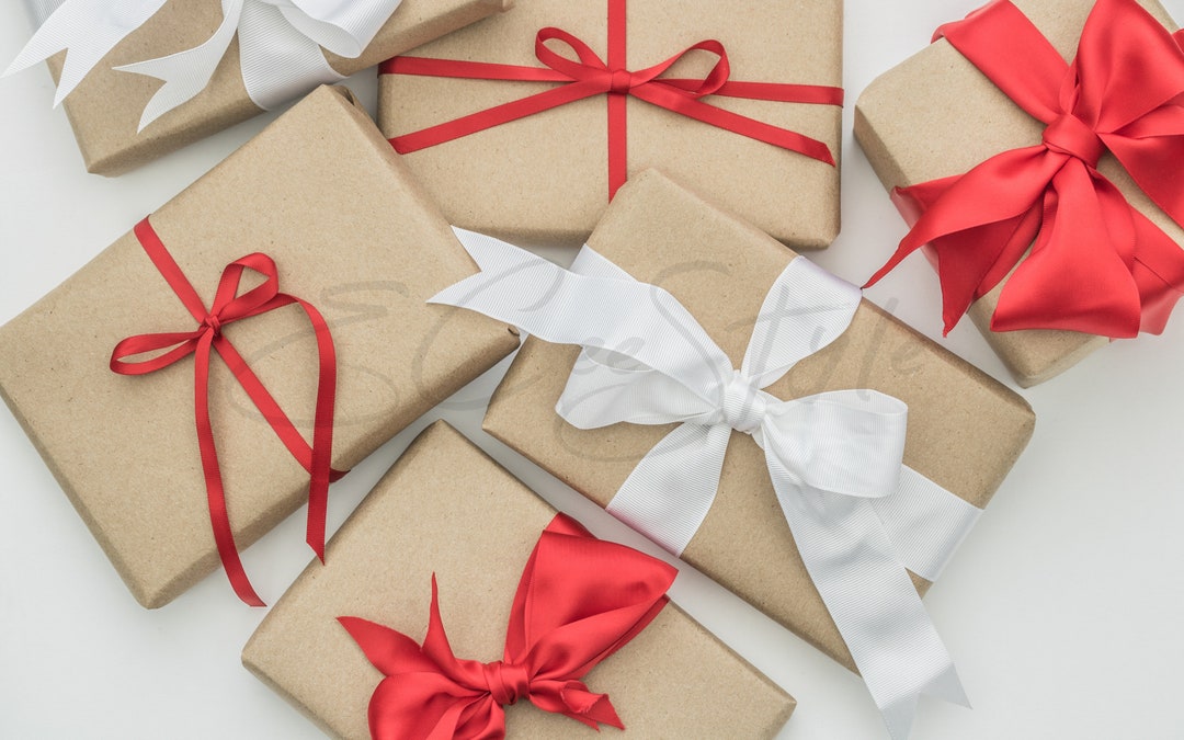 Brown Paper Presents Wrapped With Red and White Ribbon Christmas Banner ...