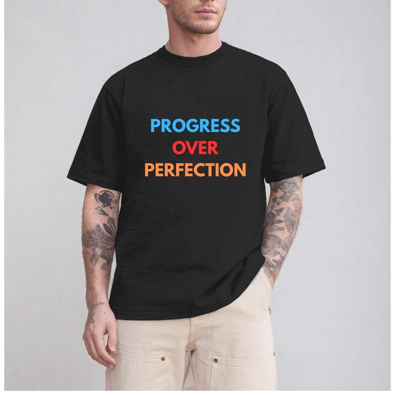 Camiseta unisex "Progreso por encima de la perfección": camisa motivacional de algodón, regalo ...