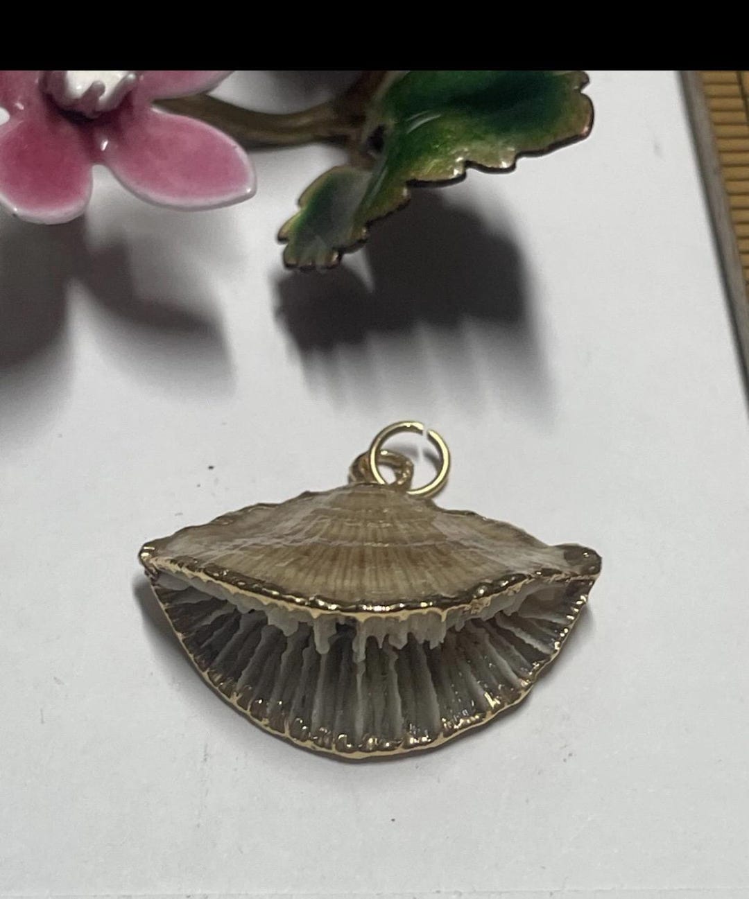 Vintage Clam Pendant With Gold Tone Trim Amazing Detail - Etsy