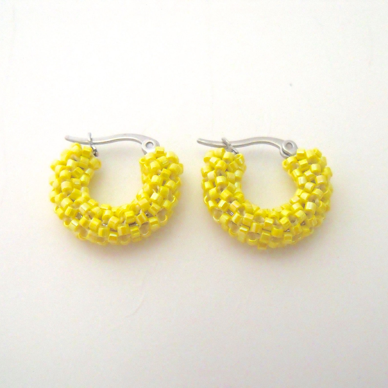Pendientes de aro amarillo brillante pequeñas joyas tejidas de - Etsy ...