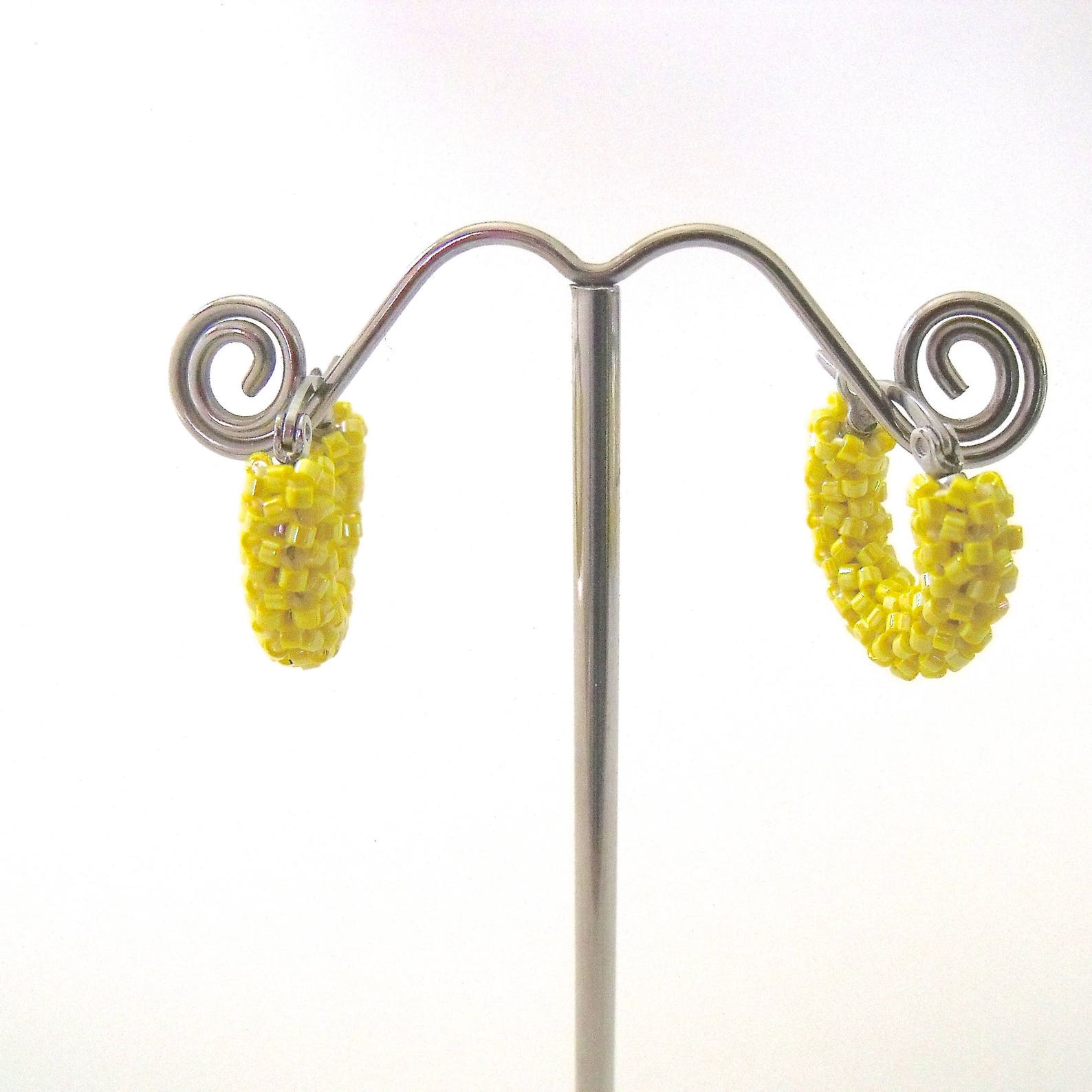 Pendientes de aro amarillo brillante pequeñas joyas tejidas de - Etsy ...