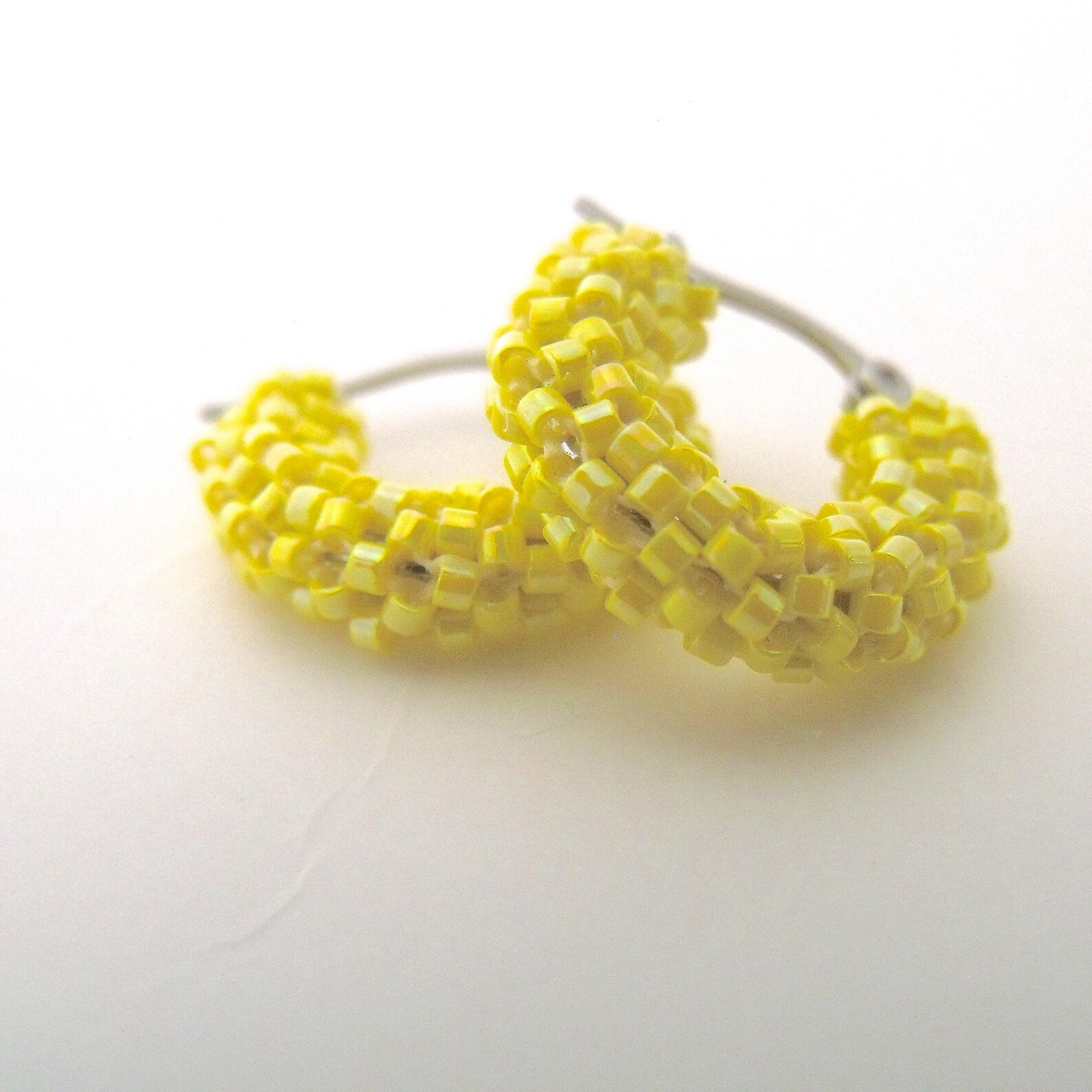 Pendientes de aro amarillo brillante pequeñas joyas tejidas de - Etsy ...