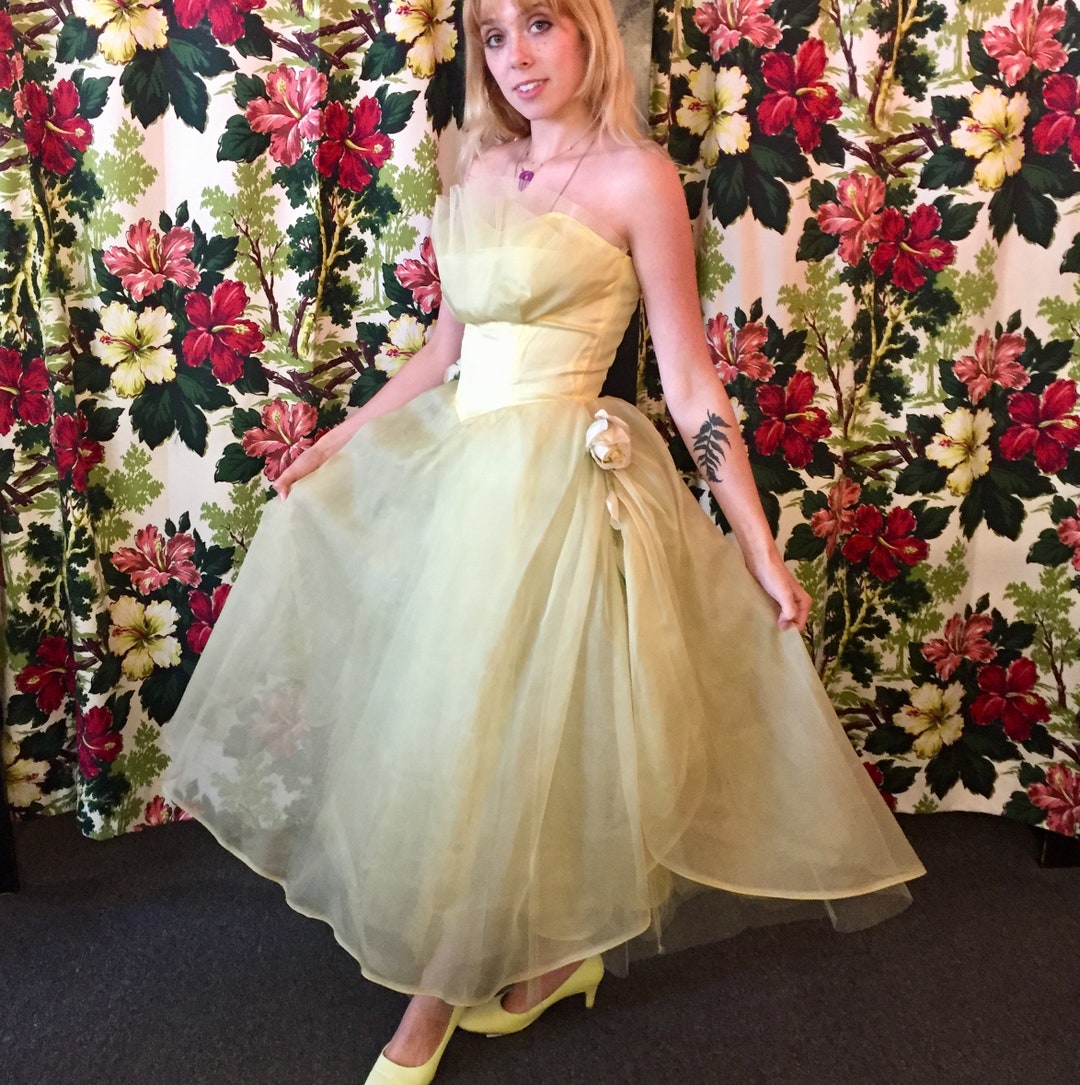 1950s Tulle Party Prom Dress 50s Bombshell Pale Yellow Rose Corsage ...