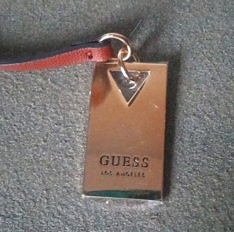 Dije colgante para bolso de mano de latón en tono dorado con firma ...