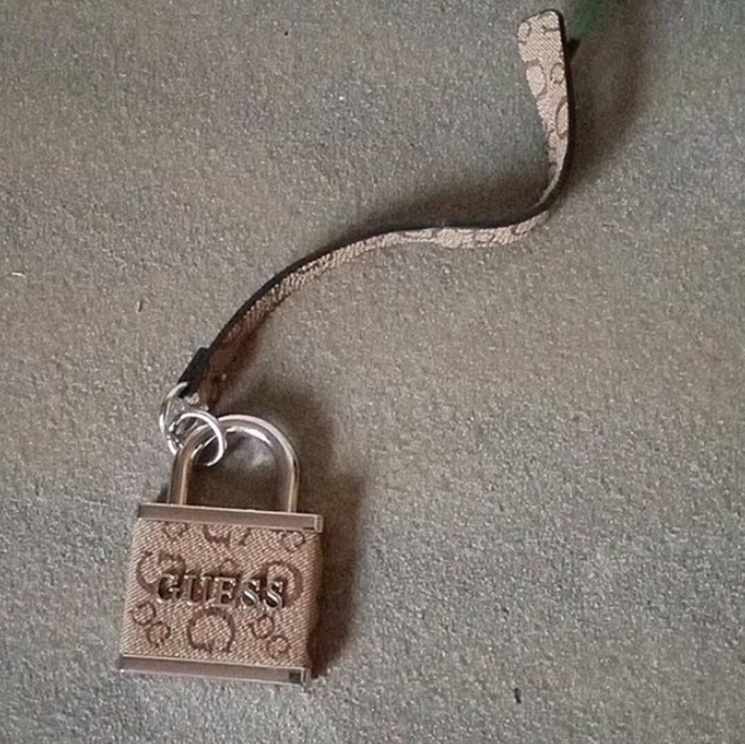 GUESS Canvas Coated Stainless Steel Signature Lock Purse Hang Tag Charm ...