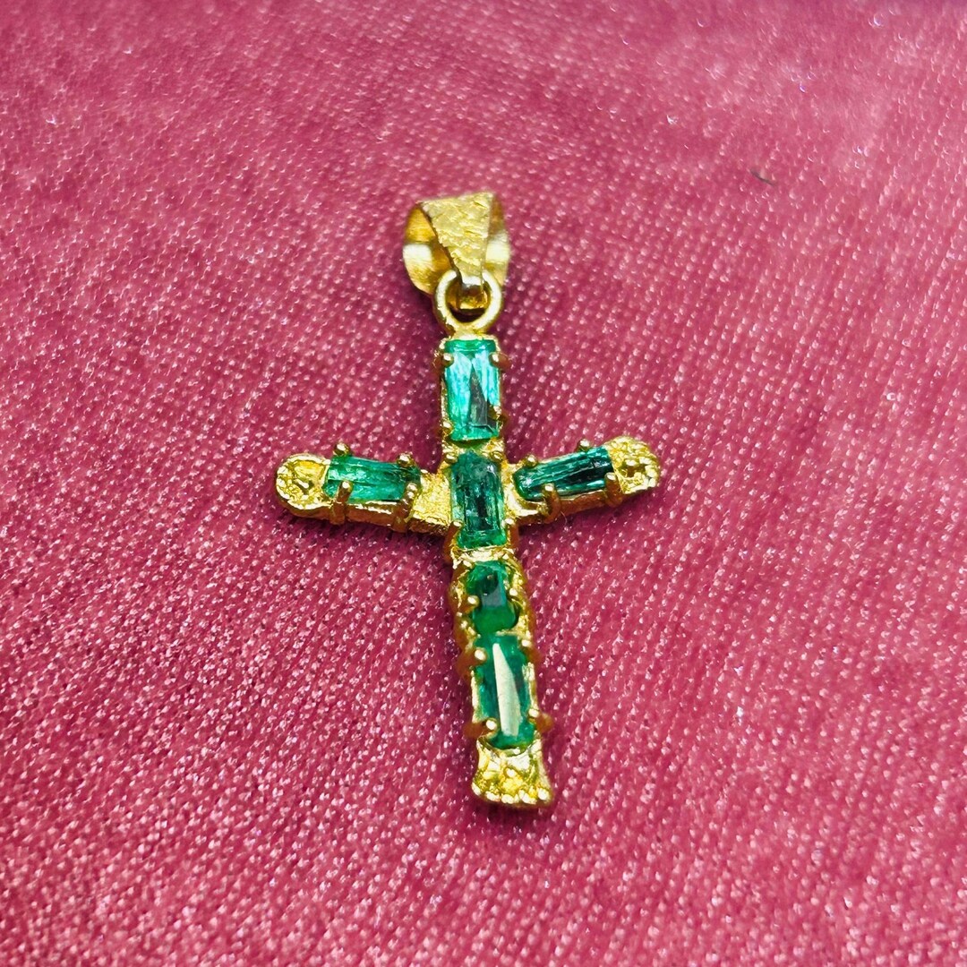 Beautiful Unique! Solid 18K Yellow Gold Natural Colombian Emerald Jesus ...