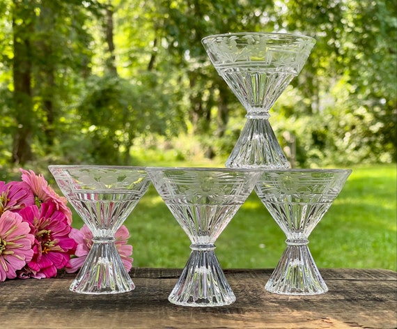 Hourglass shaped glasses store