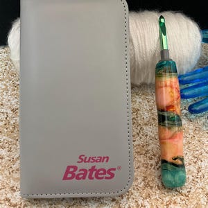 Susan Bates Twist + Lock Interchangeable Crochet Hook Set With a Too ...