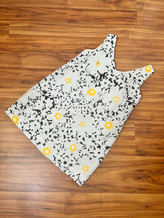 Medium to Large 1960s Vintage Daisy Print Tunic and P… - Gem