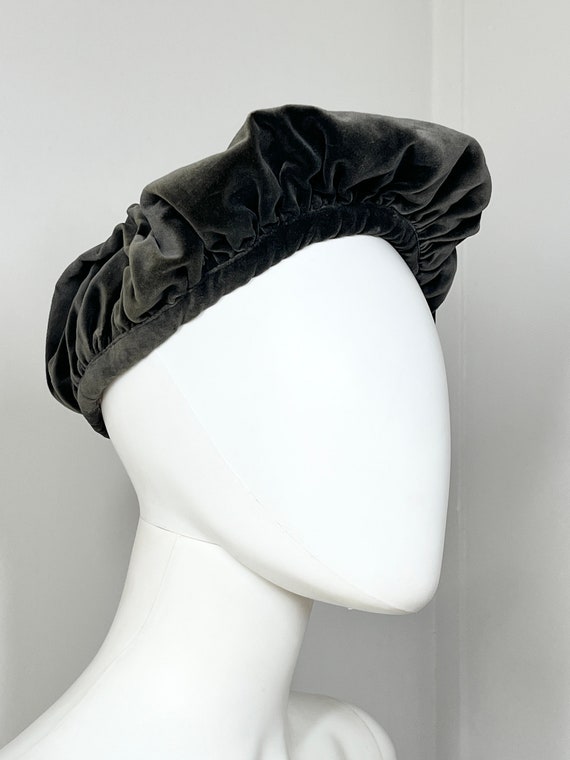 1960s Vintage Gray Velvet Tam by Lawrence of London - Gem