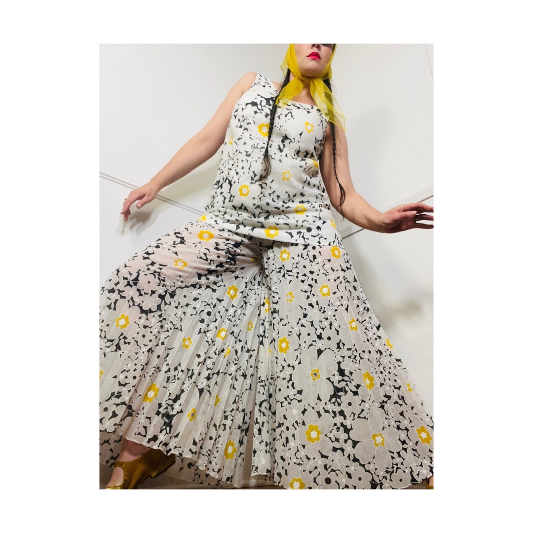 Medium to Large 1960s Vintage Daisy Print Tunic and Palazzo Pants Set ...