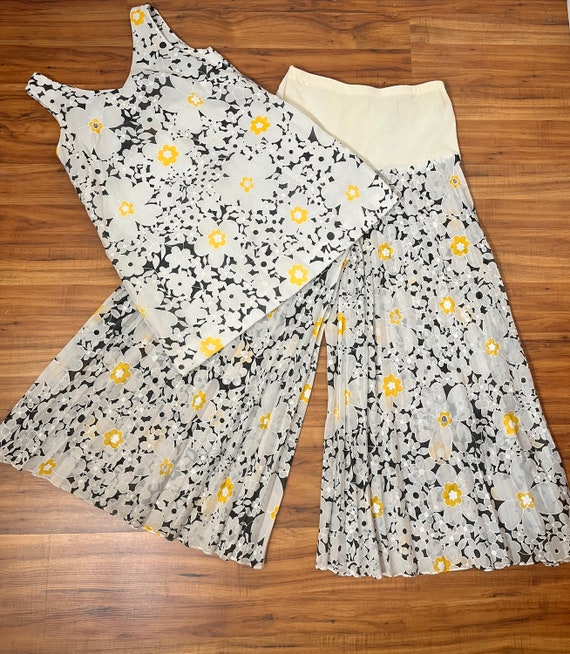 Medium to Large 1960s Vintage Daisy Print Tunic and P… - Gem