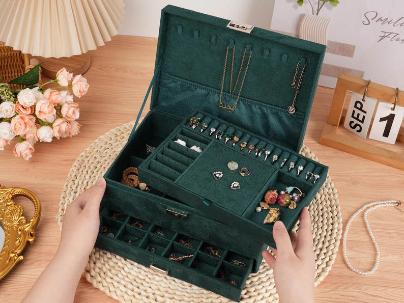 Custom Velvet Jewelry Box: Personalized Name & Floral Design - Etsy