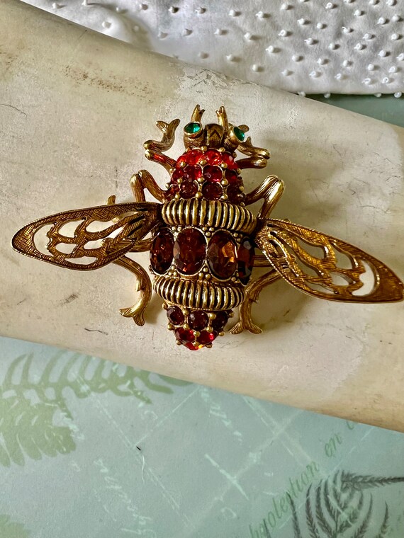 Vintage Joan Rivers Bee Brooch: Gold Tone Filigree Wi… - Gem
