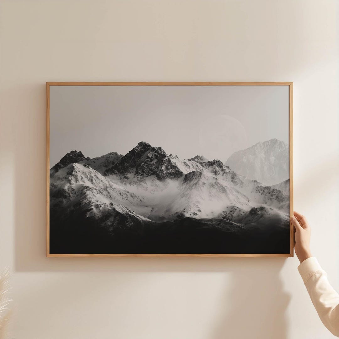 Poster Schneebedeckte Alpen mit Mond – minimalistische Schwarz Weiß ...